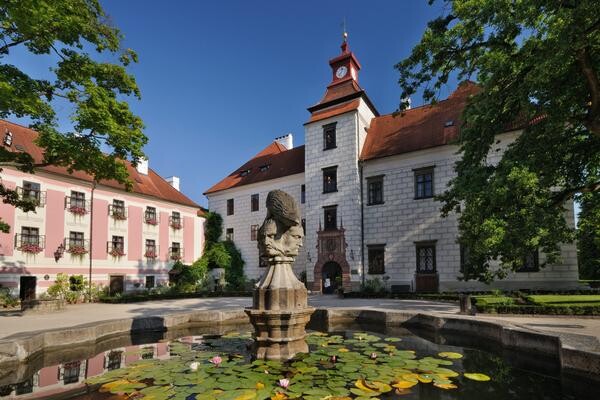 Třeboňský zámek v krajině dvojího nebe - Hluboká nad Vltavou